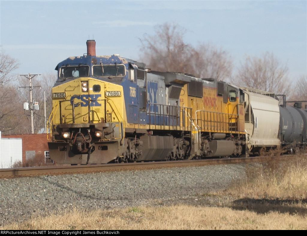 CSX 7686 and UP 4482
